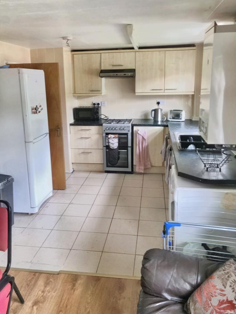 Bullace Croft, Birmingham B15 3 bed flat - £975 pcm (£225 pw)