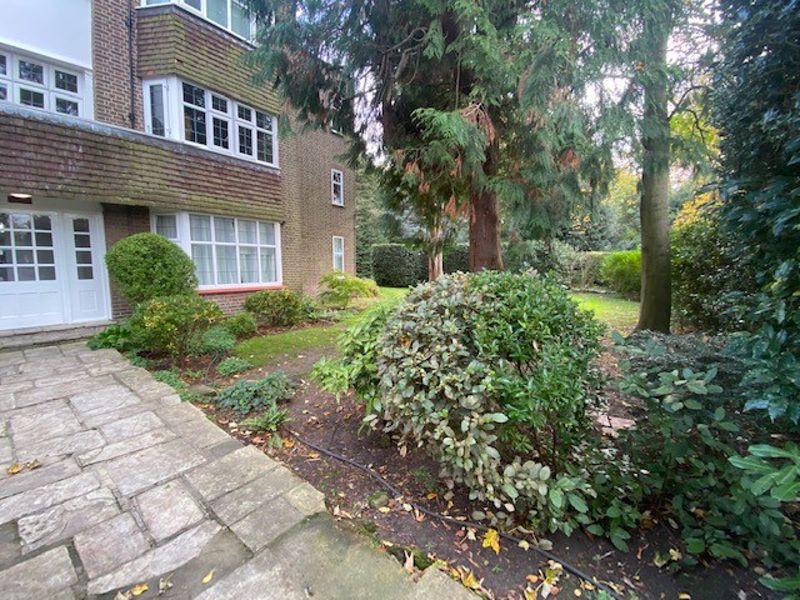 Imber Close, Esher 2 bed apartment for sale - £380,000
