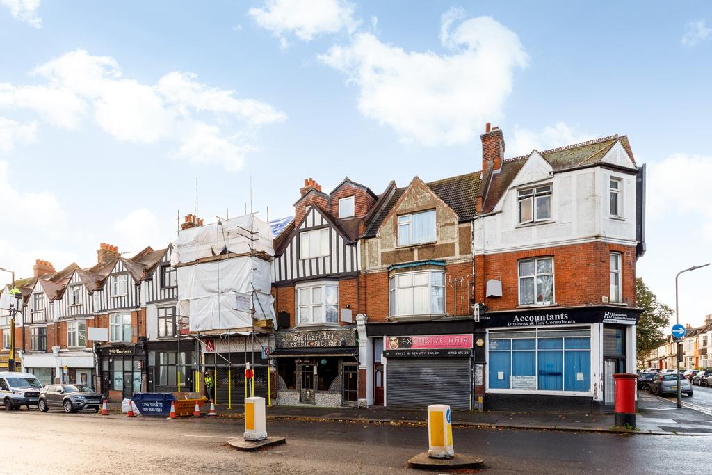 Flat 2, 188 High Street, London... 3 bed flat - £200,000