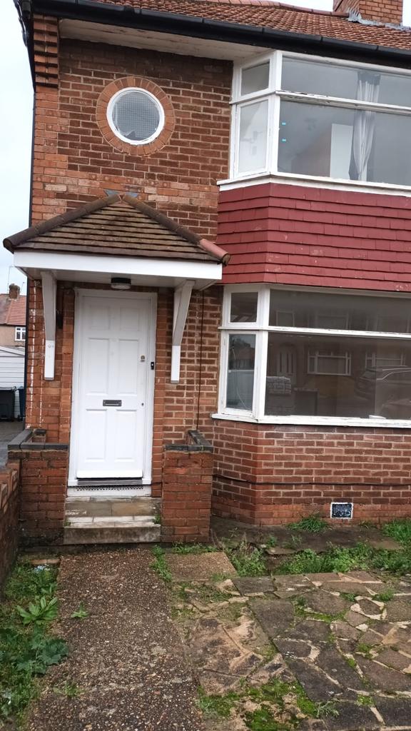 Orchard Grove, Edgware HA8 3 bed terraced house - £1,900 pcm (£438 pw)