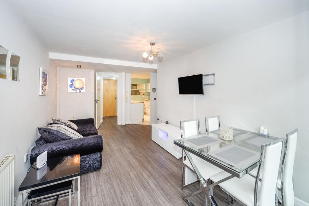 Pennington St, London, E1W 2 bed flat - £1,900 pcm (£438 pw)