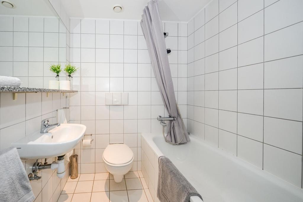 Pennington St, London, E1W 2 bed flat - £1,900 pcm (£438 pw)