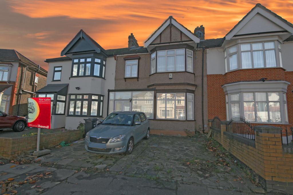 Castleview Gardens, Ilford, Essex, IG1 4 bed terraced house for sale ...