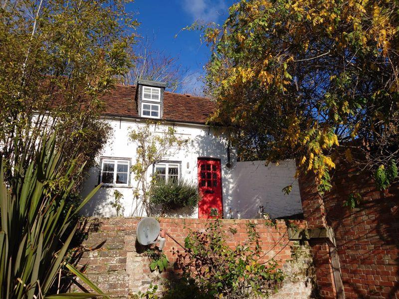 Castle Walk, Reigate 1 bed character property - £1,400 pcm (£323 pw)