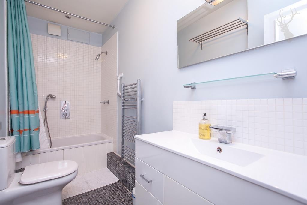 Mabley Street, Victoria Park, London 2 bed flat - £425,000