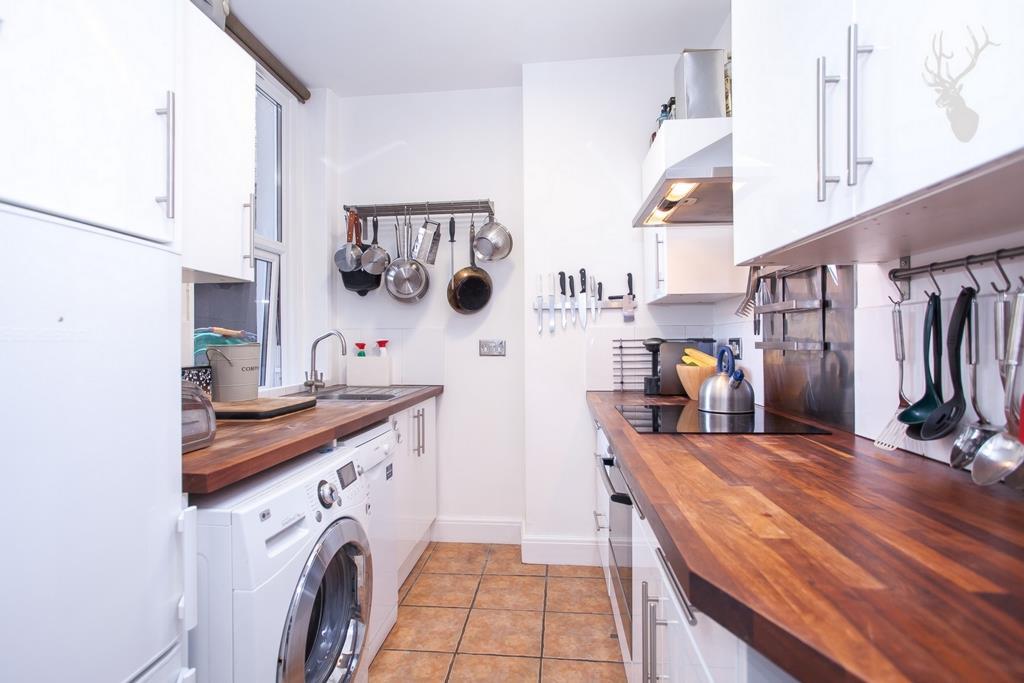 Mabley Street, Victoria Park, London 2 bed flat - £425,000