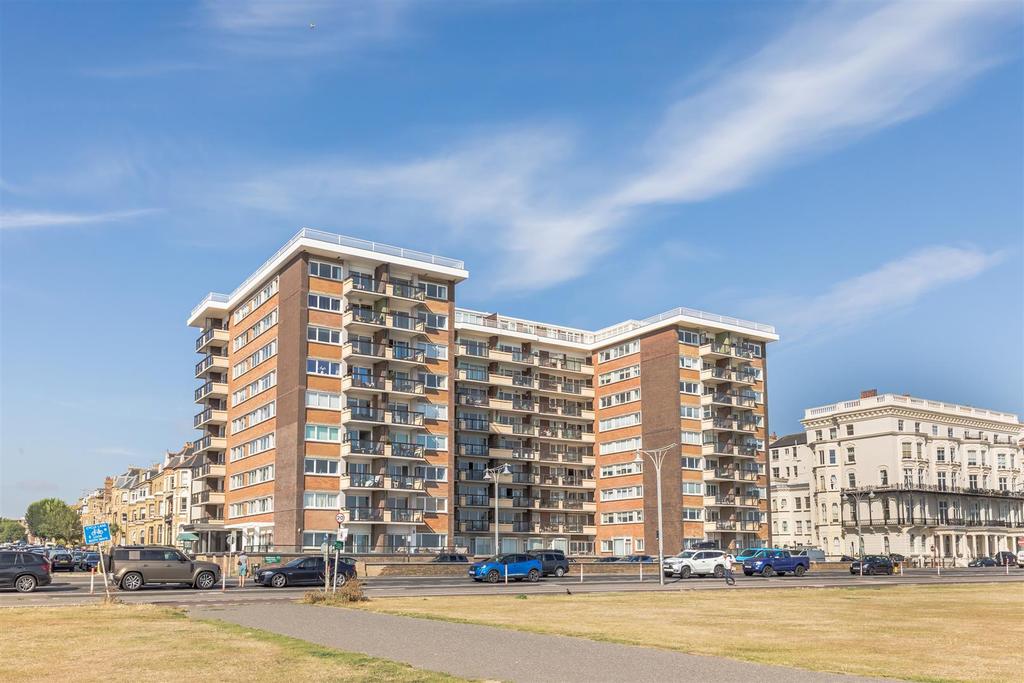 Kingsway Court, Hove 3 bed apartment - £2,100 pcm (£485 pw)