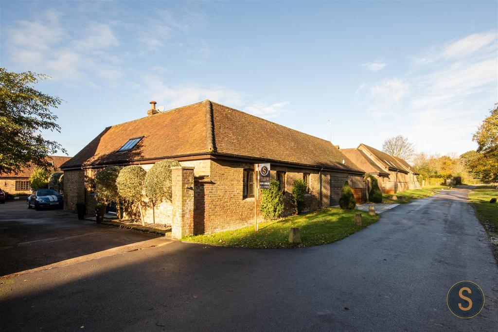 Norcott Hall Estate, Berkhamsted 3 bed detached house - £1,175,000