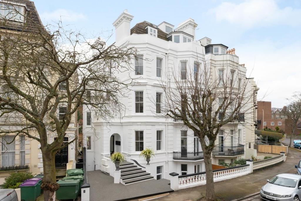 Trinity Crescent, Folkestone 2 bed flat - £1,200 pcm (£277 pw)