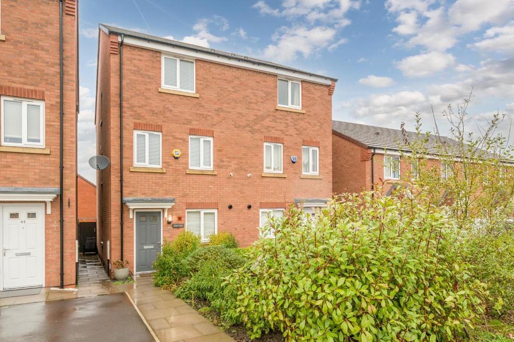 Field Sidings Way, Kingswinford, DY6 7AZ 4 bed townhouse - £290,000