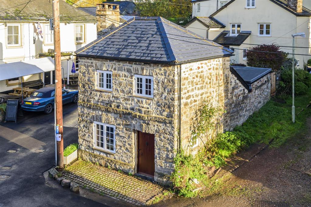 Briton Street, Bampton, Tiverton 2 bed detached house - £250,000