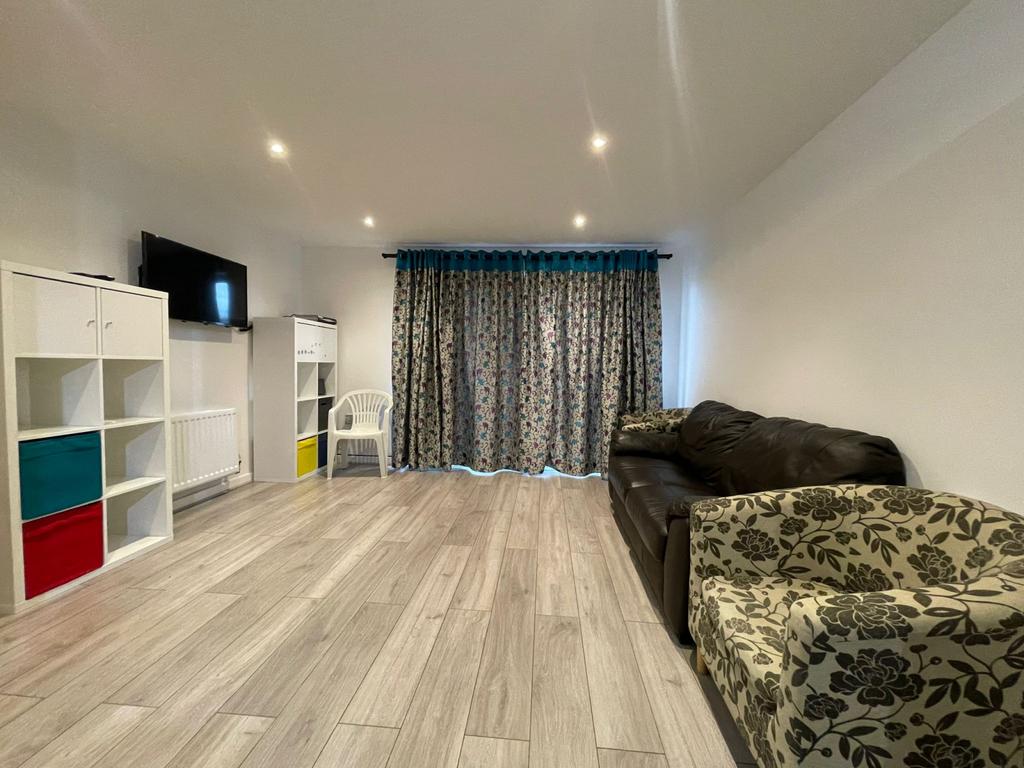 Ilford, IG3 2 bed flat - £1,700 pcm (£392 pw)