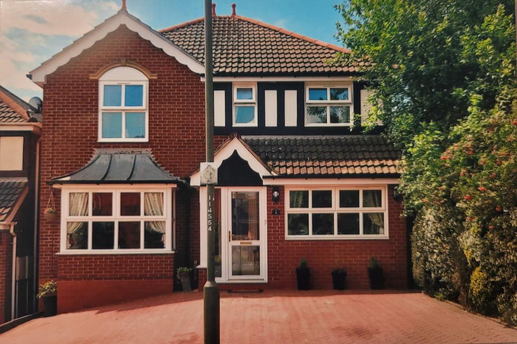 Thorpe Downs Road, Church Gresley, DE11 4 bed detached house - £300,000