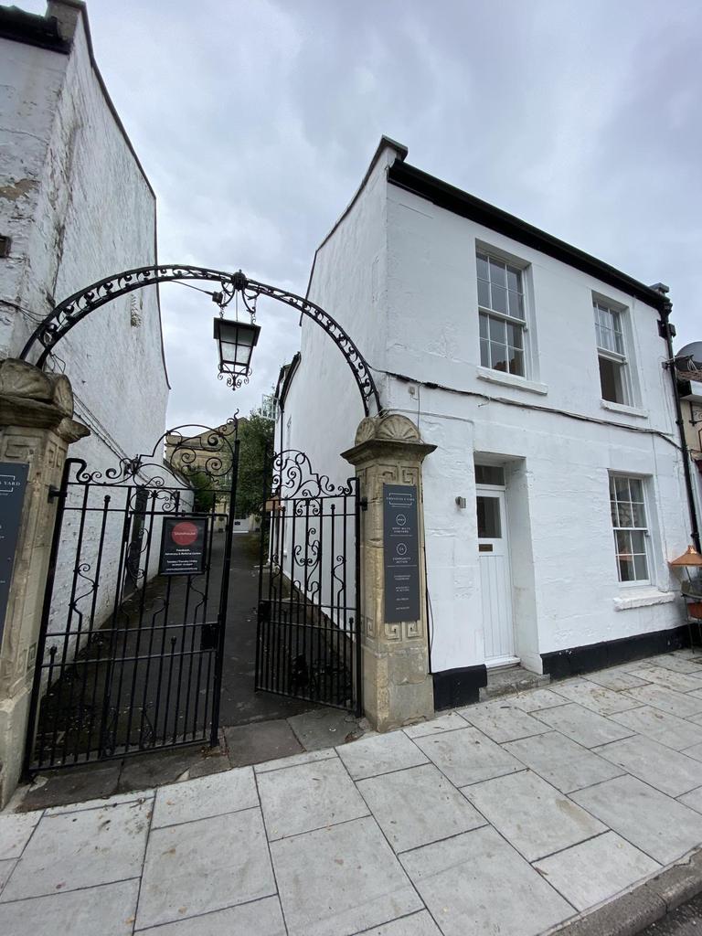 TROWBRIDGE, BA14 3 bed townhouse - £850 pcm (£196 pw)