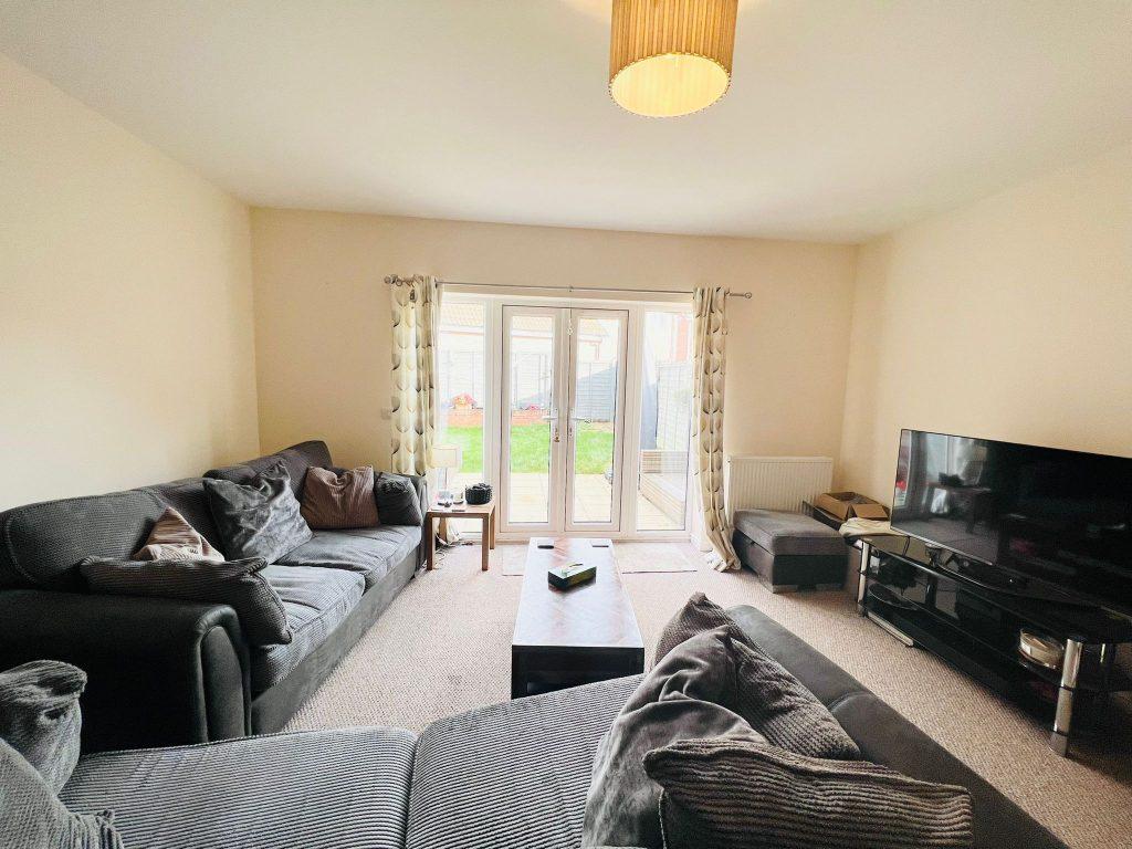 Kilby Crescent, St Andrews Ridge... 3 bed semi-detached house - £1,050 ...