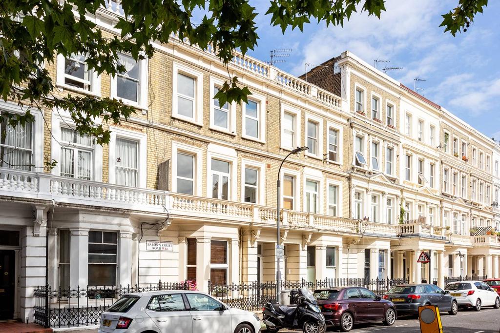 Barons Court Road, Barons Court... 2 bed flat - £2,059 pcm (£475 pw)