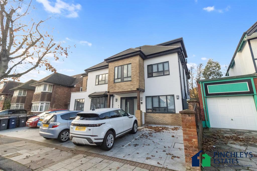 Neeld Crescent, Hendon, NW4 3 bed flat - £2,100 pcm (£485 pw)