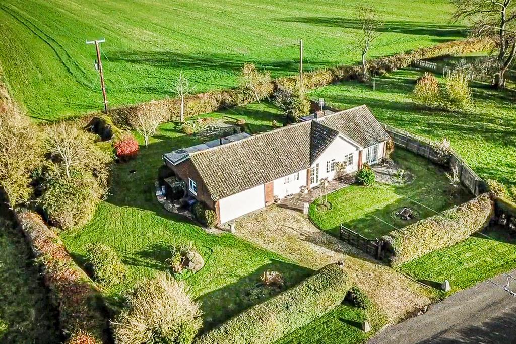 Kimblewick Road, Great Kimble 3 bed bungalow - £680,000