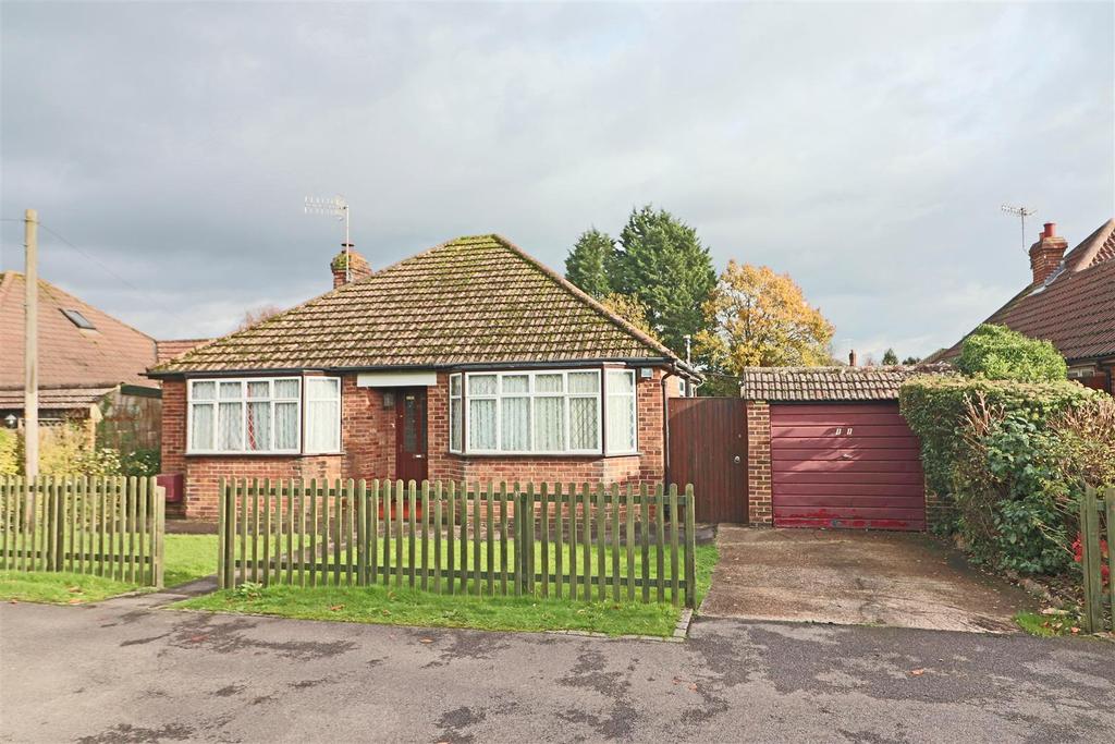 Broadbridge Lane, Smallfield, Horley 4 bed detached bungalow - £525,000