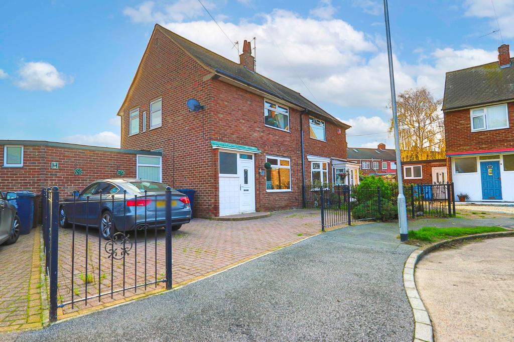 Edison Grove, Hull, East Riding of... 2 bed semi-detached house - £110,000
