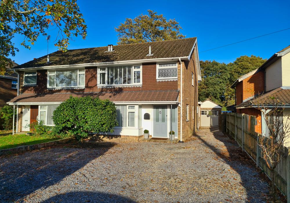 Calmore Road, Totton SO40 3 bed semi-detached house - £425,000