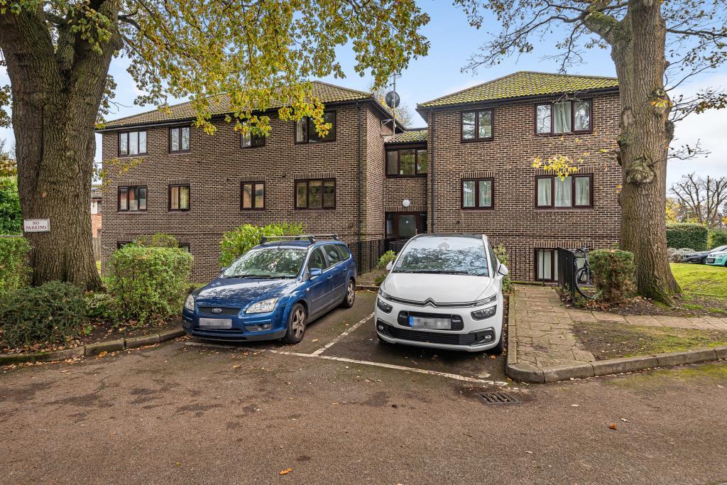 Woking, Surrey, GU22 1 bed flat - £190,000
