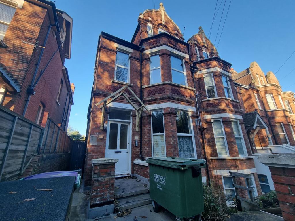 Broadmead Road, Folkestone, CT19 2 bed flat - £975 pcm (£225 pw)
