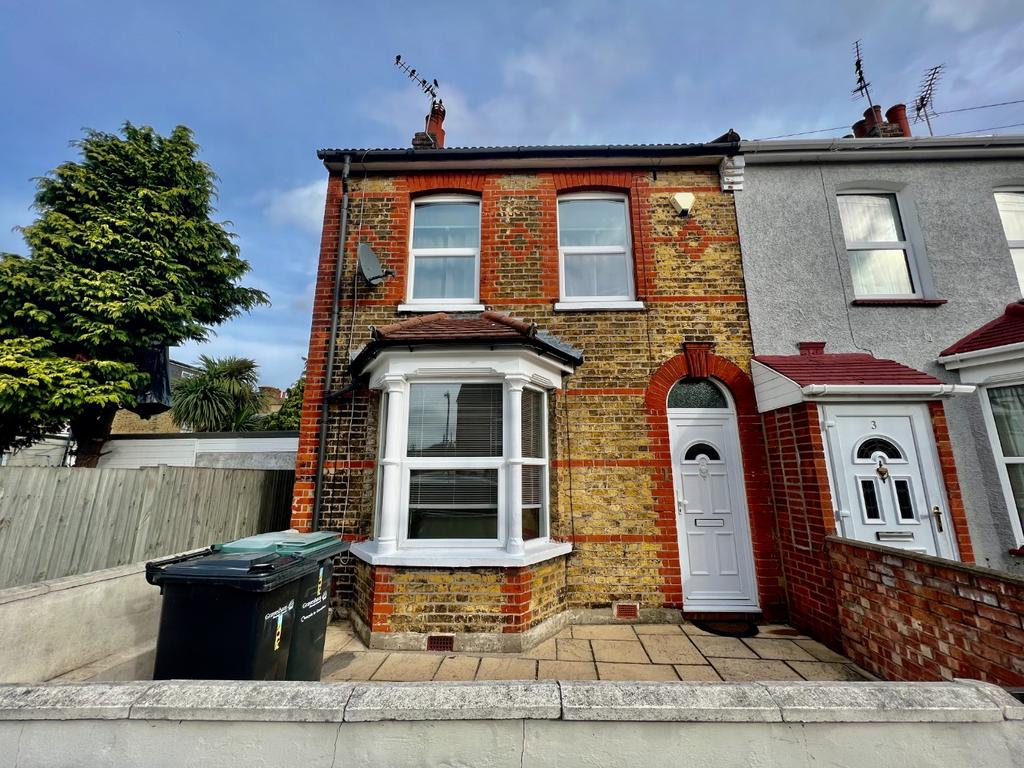 Northcote Road, Gravesend, Kent, DA11... 2 bed end of terrace house - £1,250 pcm (£288 pw)