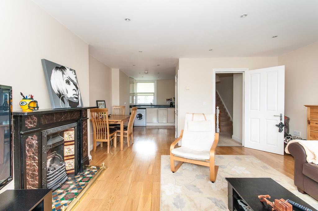 Kelvedon Road, Fulham, SW6 3 bed flat - £3,033 pcm (£700 pw)