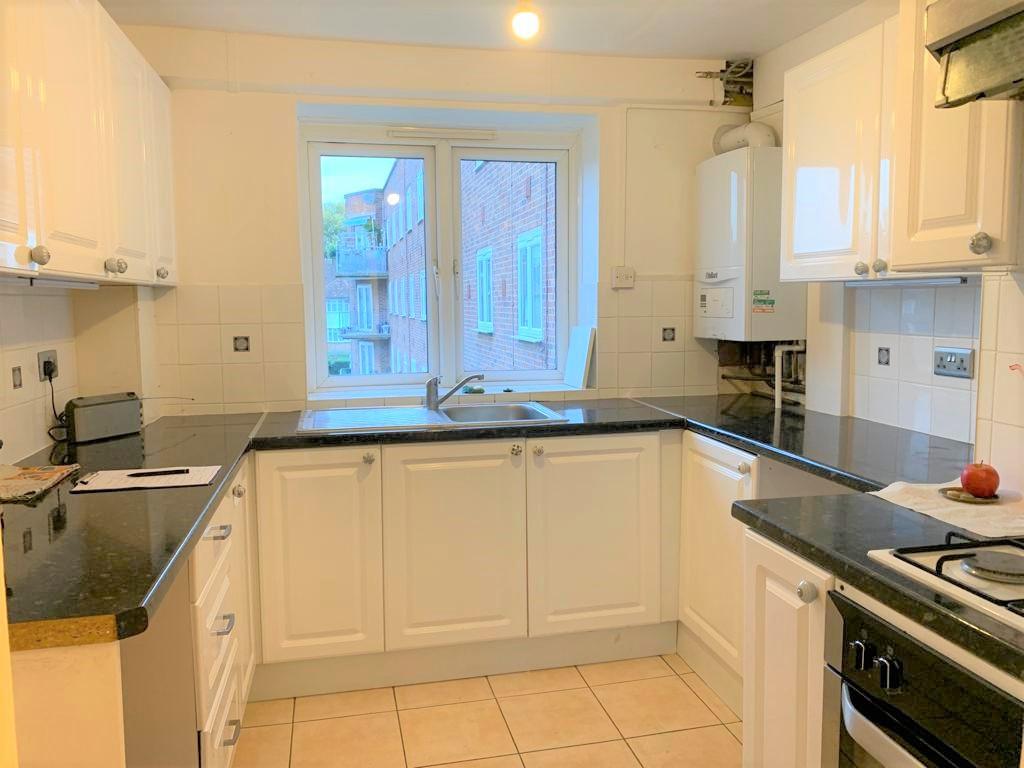 Friern Court, Friern Barnet Lane, London, N20 3 bed flat - £2,000 pcm ...