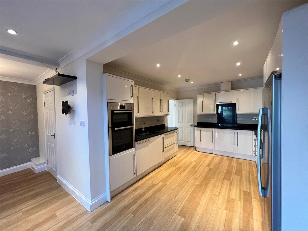 Birchen Grove, LONDON 4 bed semi-detached house - £2,950 pcm (£681 pw)