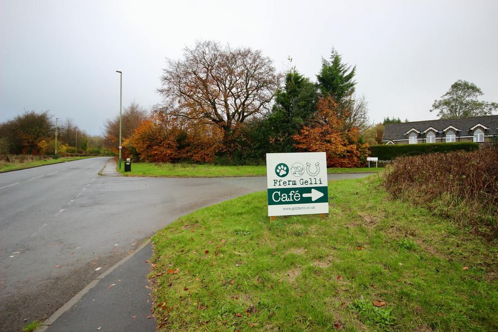 Gelli Farm, Crumlin, 4 bed detached house - £305,000