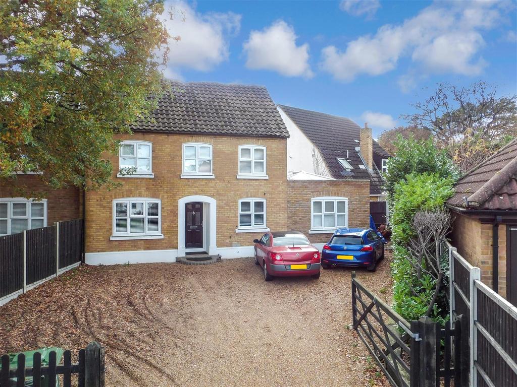 Saling Green, Noak Bridge, Basildon, Essex 4 bed detached house for ...