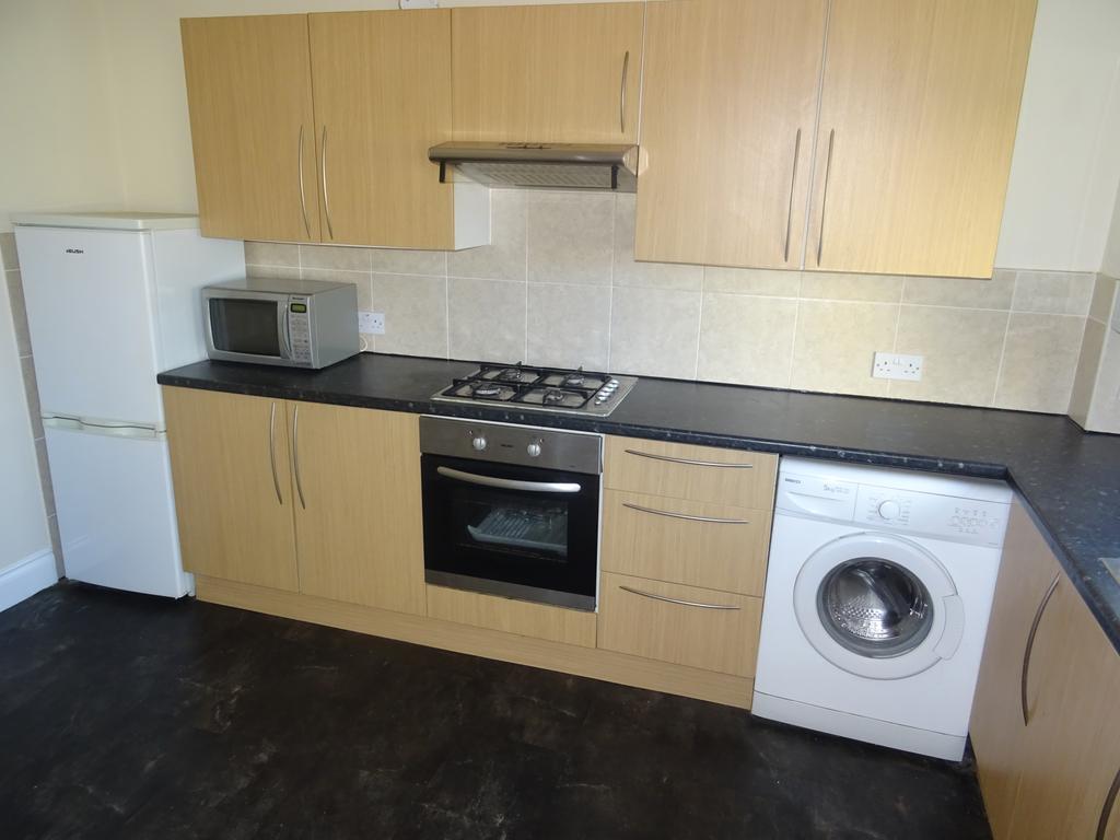 Canterbury Way, Great Warley CM13 2 bed flat - £1,000 pcm (£231 pw)