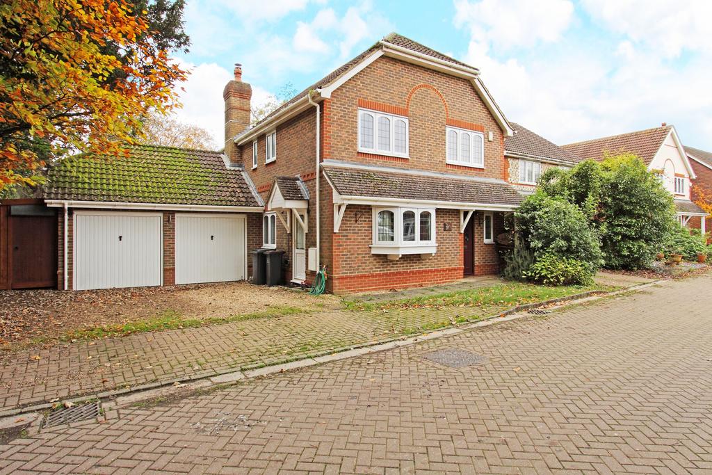 Hardyfair Close, Weyhill, SP11 4 bed detached house - £500,000
