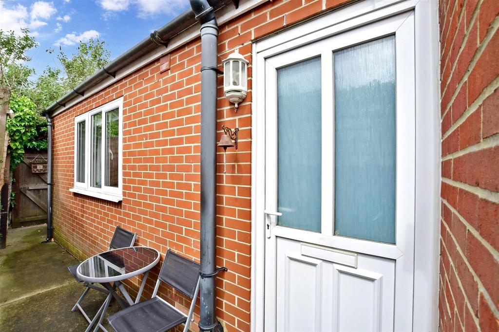 Cornwall Gardens, Cliftonville... 2 bed ground floor flat - £165,000