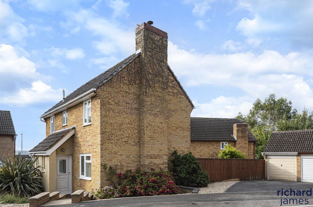 Baileys Mead, Royal Wootton Bassett... 3 bed detached house - £325,000