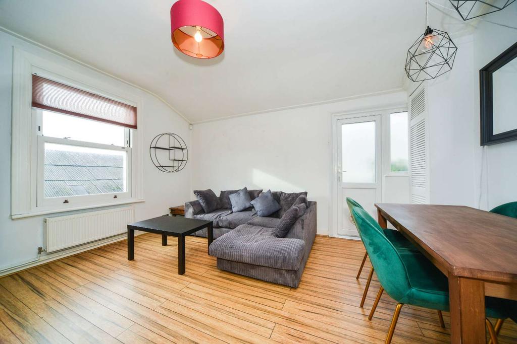 Totterdown Street, Tooting, London 3 bed flat - £2,700 pcm (£623 pw)