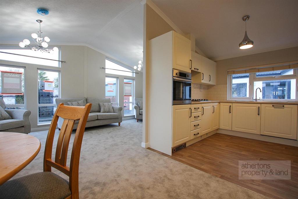 Ledale Mobile Home Park, Clayton Le... 2 bed park home - £129,995