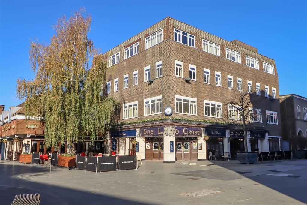 Springfield Road, Horsham 2 bed flat - £285,000