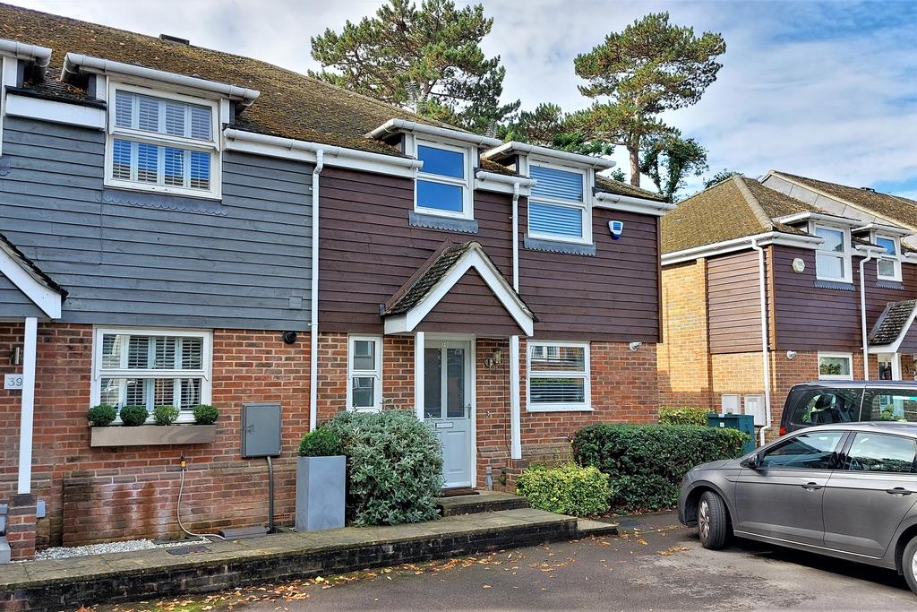 Pendenza, Cobham, Surrey, KT11 3 bed end of terrace house - £800,000