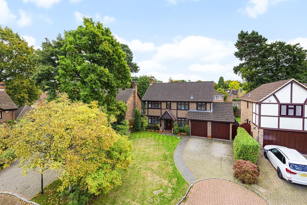 Foxhanger Gardens, Woking, Surrey, GU22 4 bed detached house - £1,000,000