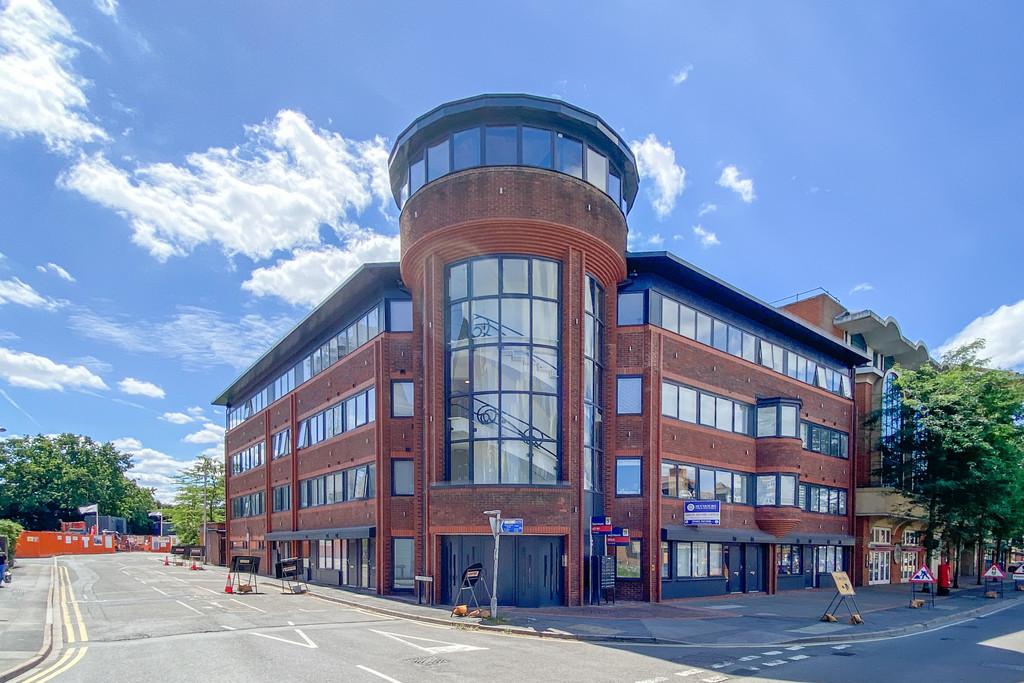 Goldsworth Road, Woking, Surrey, GU21 1 bed maisonette - £210,000
