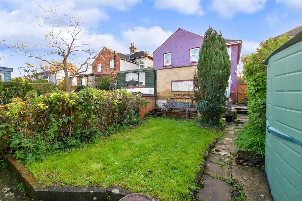 Lower Highland Road Ryde Isle Of Wight 3 Bed Semi Detached House £