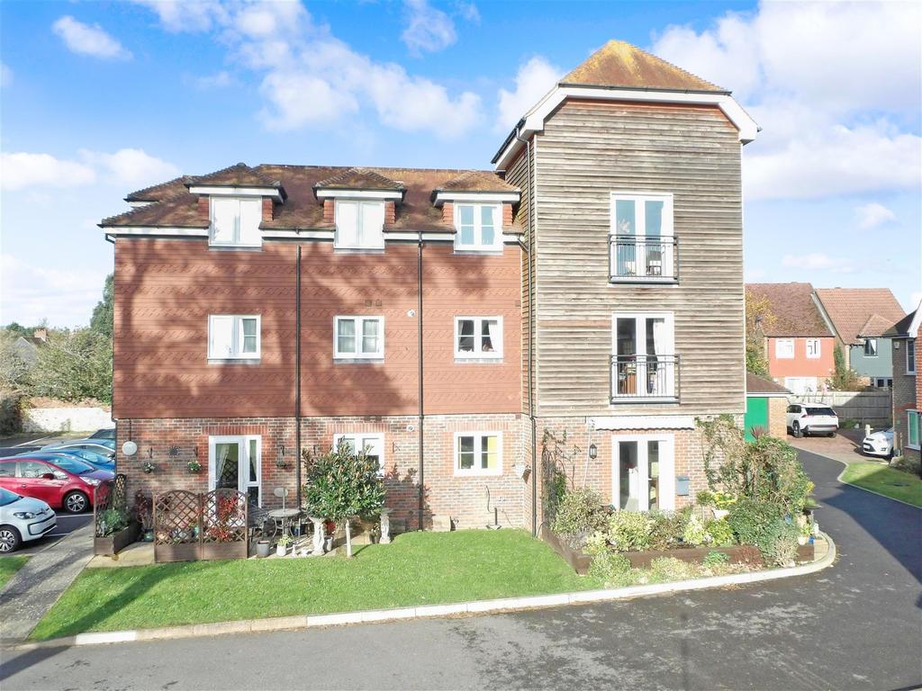 Pine Close, Chichester, West Sussex 2 bed apartment - £230,000