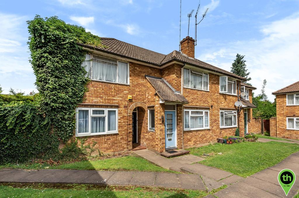 Heronsgate, Edgware 2 bed ground floor flat - £1,800 pcm (£415 pw)