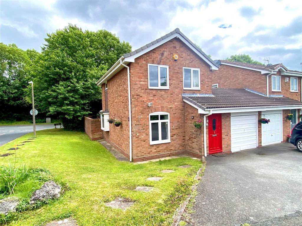 Offenham Close, Church HIll 3 bed link detached house - £285,000