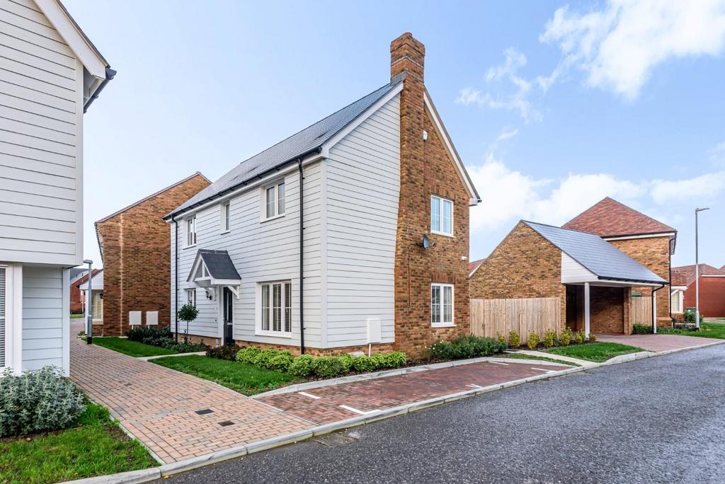 Kestrel Drive, Finberry, Ashford 3 bed detached house - £415,000