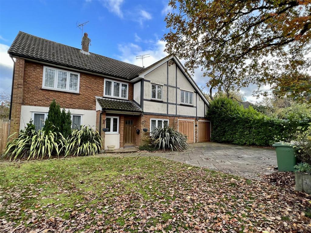 Hillwood Grove, Hutton Mount, Brentwood 4 bed detached house - £1,375,000