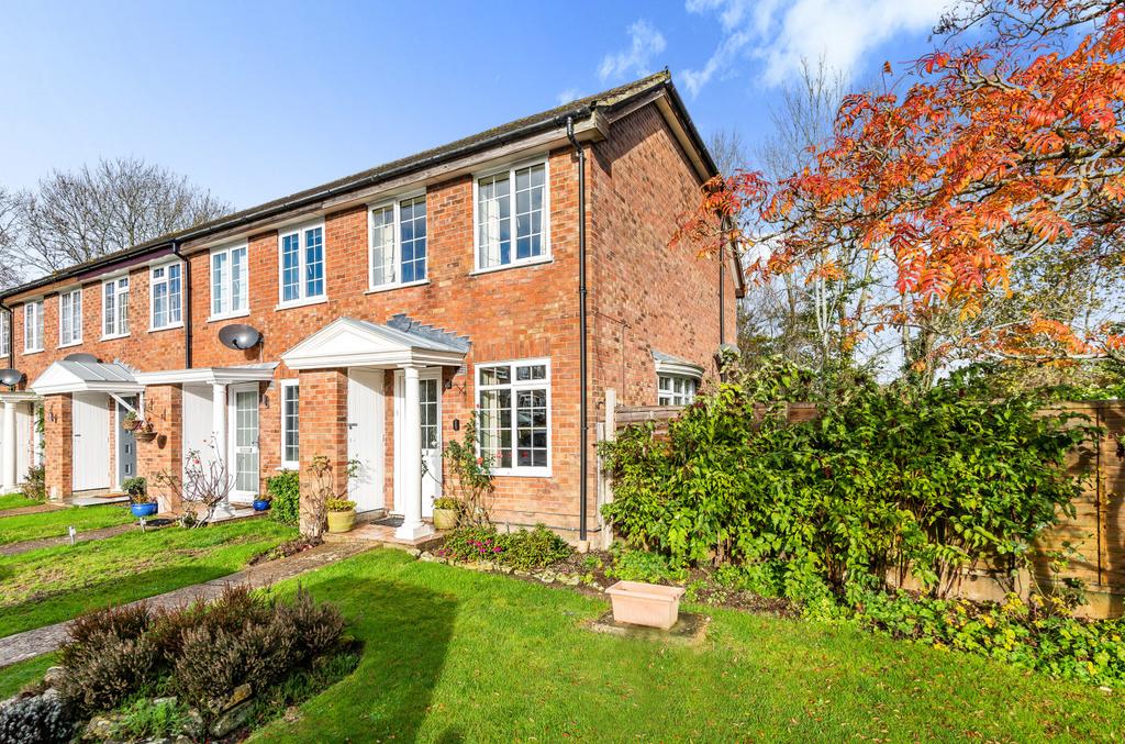 Farm Close, East Grinstead, West Sussex 2 bed end of terrace house - £ ...